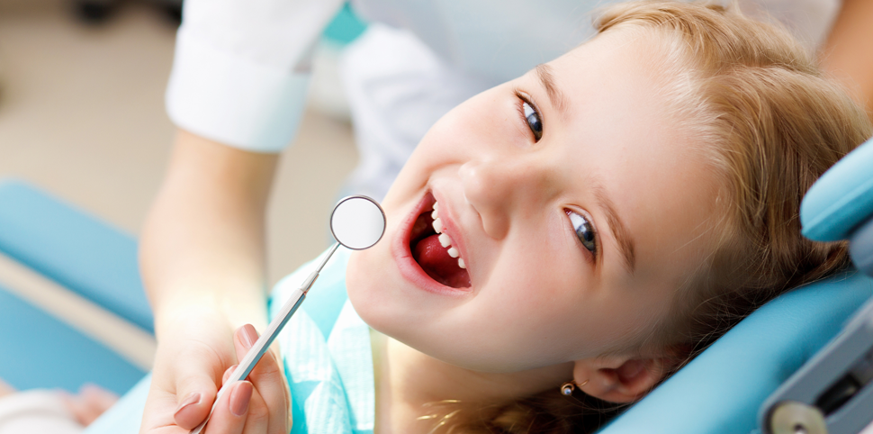 Wie verhindert man Karies bei Kindern? - MAXCARE